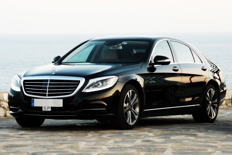 Razones para alquilar un coche con chofer incluido